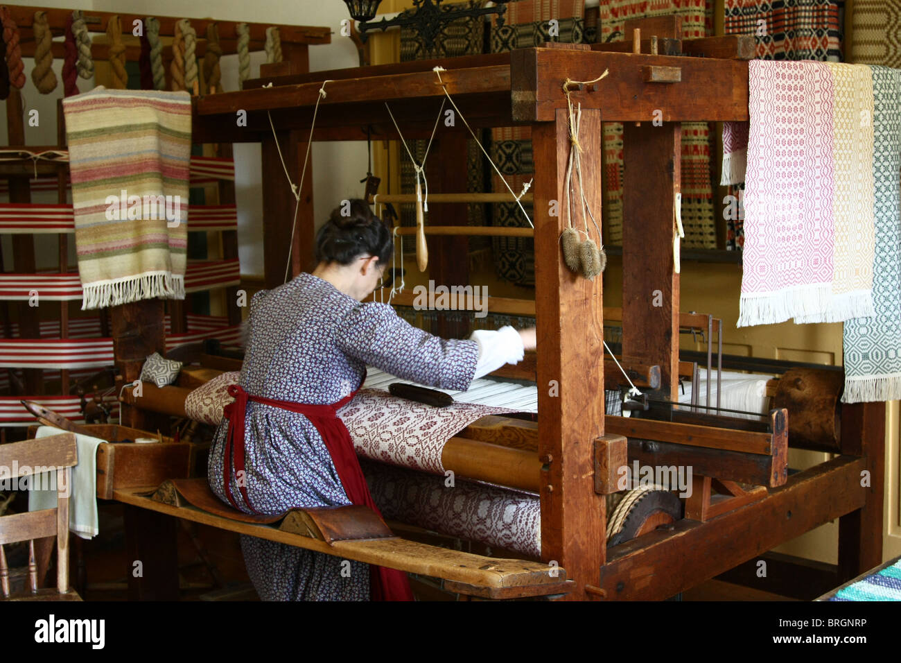 Woman weaving hi-res stock photography and images - Alamy