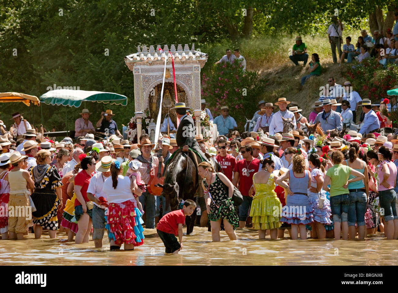 Peregrinos haciendo el Camino del El Rocio Villamanrique Sevilla ...