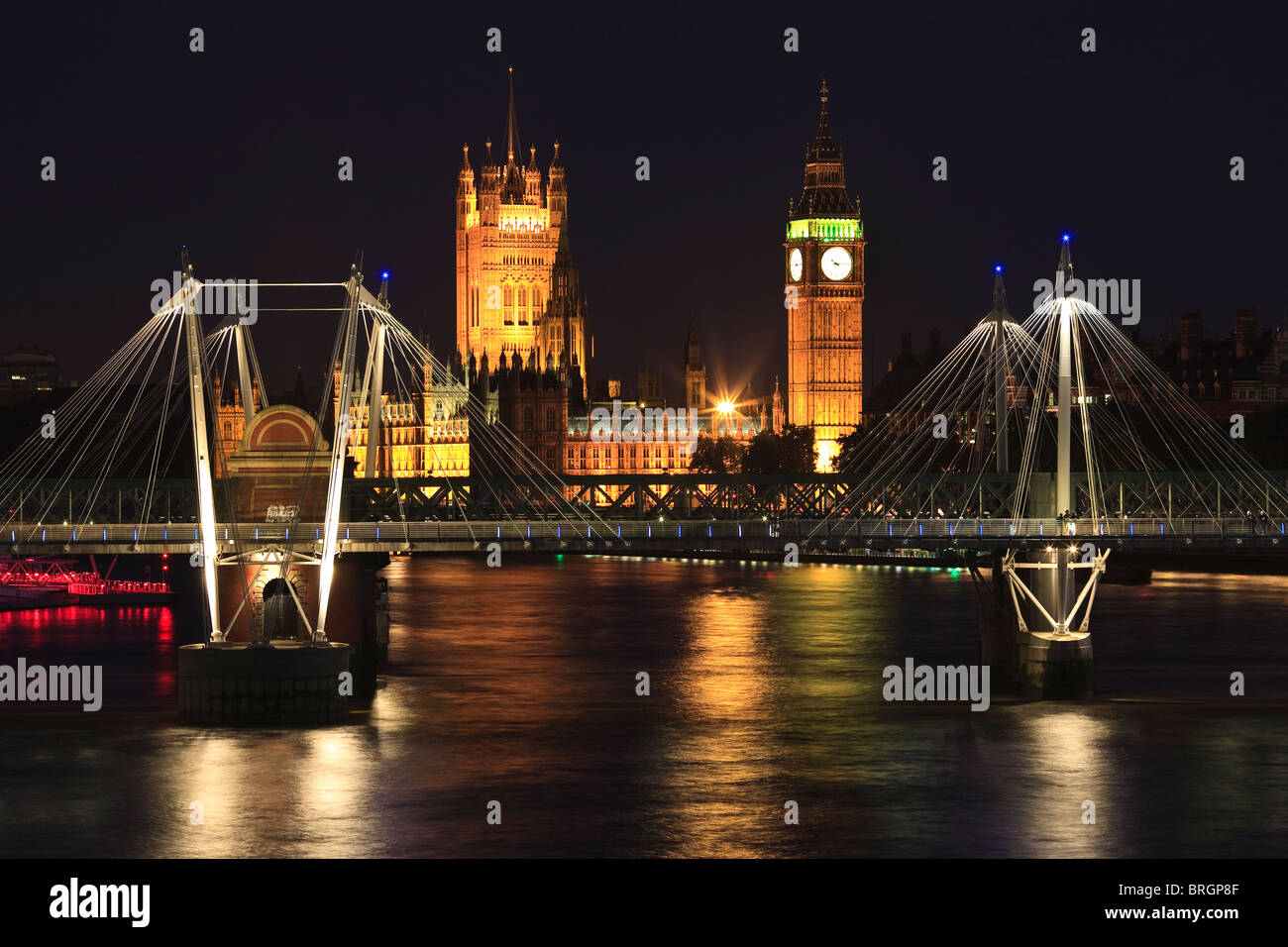 The Hungerford railway bridge and the Palace of Westminster at night ...