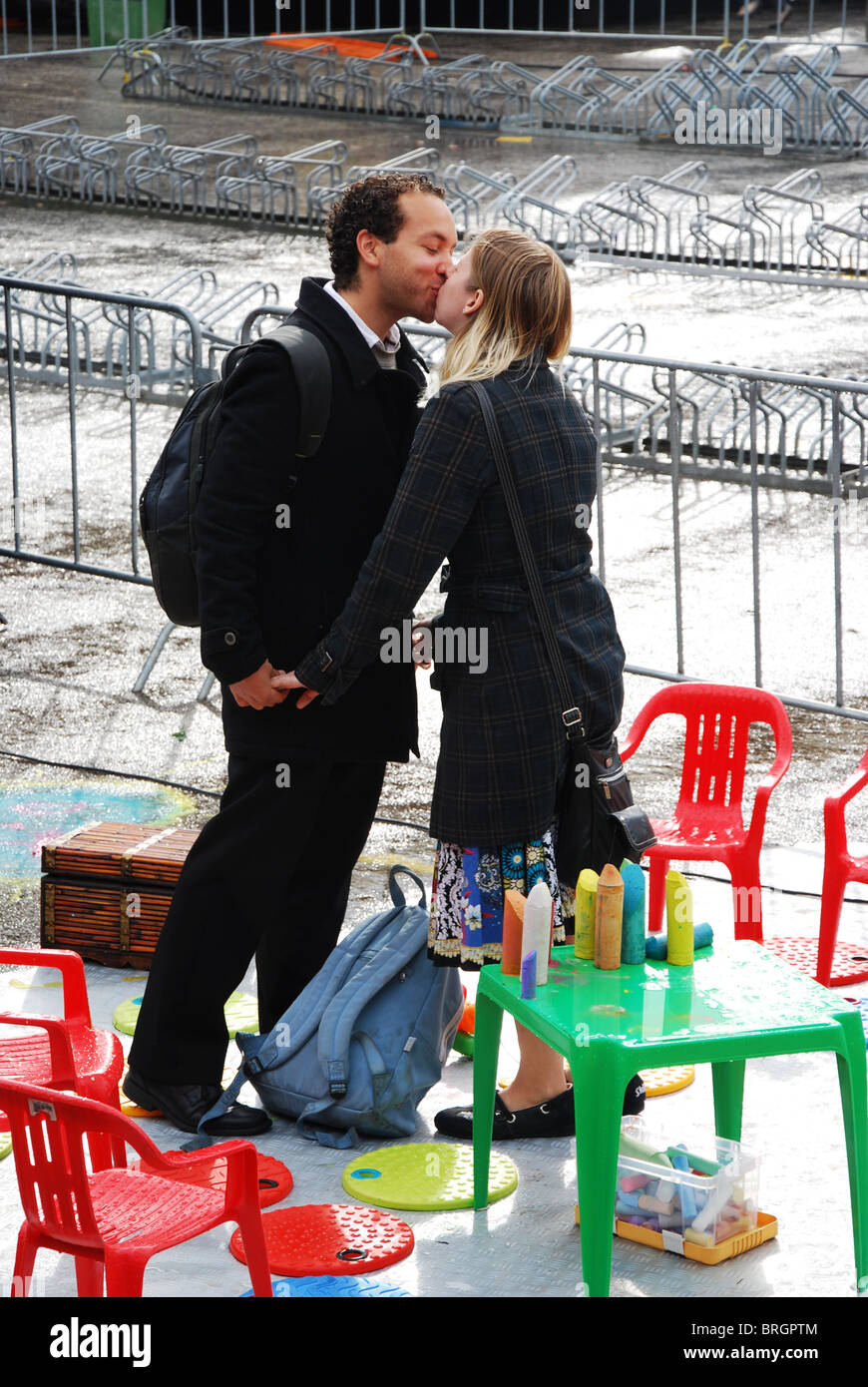 Couple snogging in public hi-res stock photography and images - Alamy