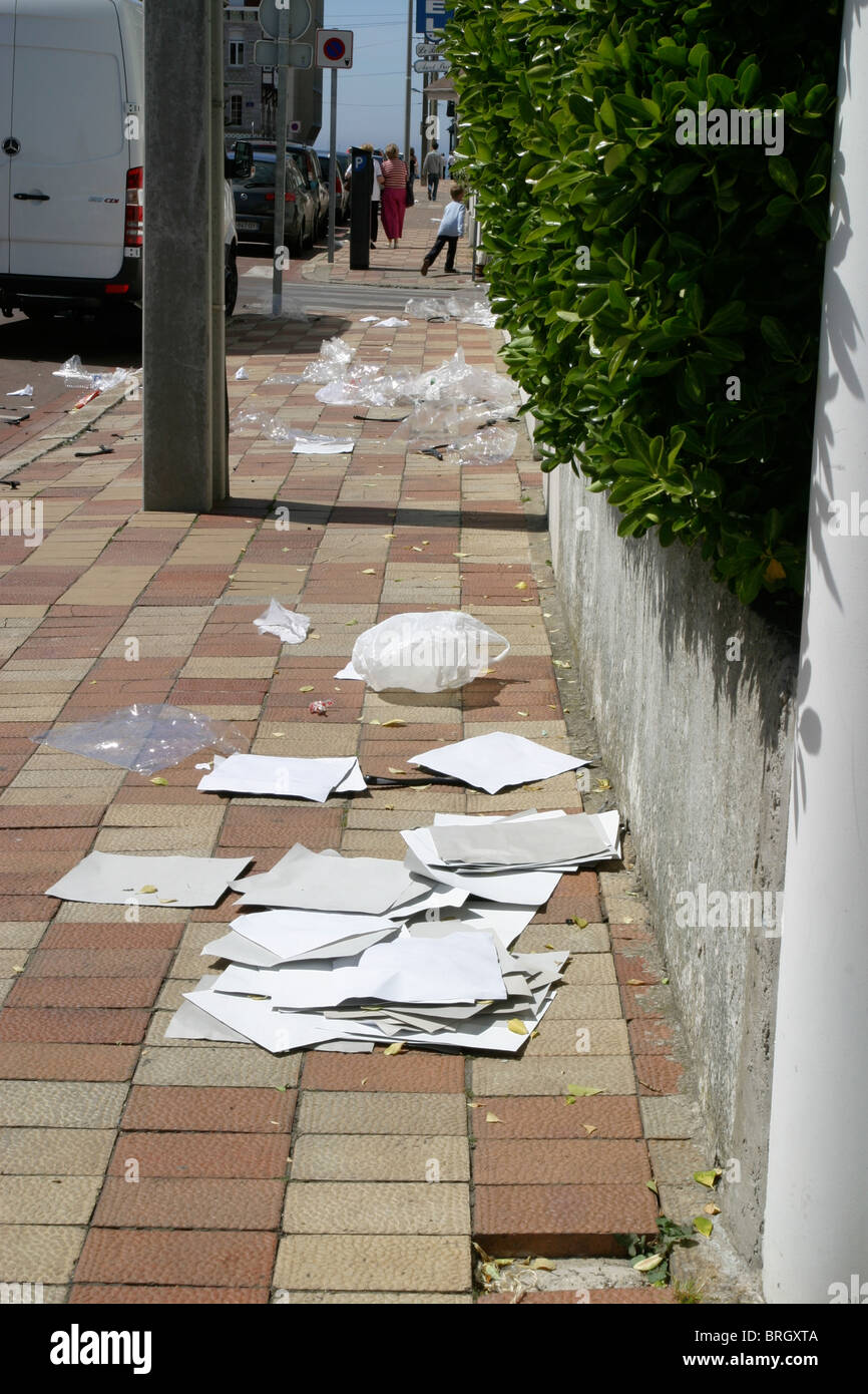 Littered street hi-res stock photography and images - Alamy