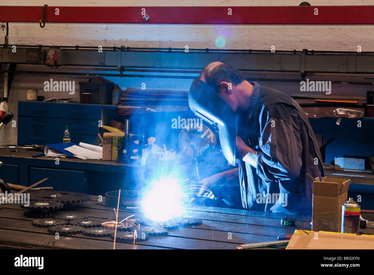 Welder in the workshop in the metal industry Stock Photo - Alamy