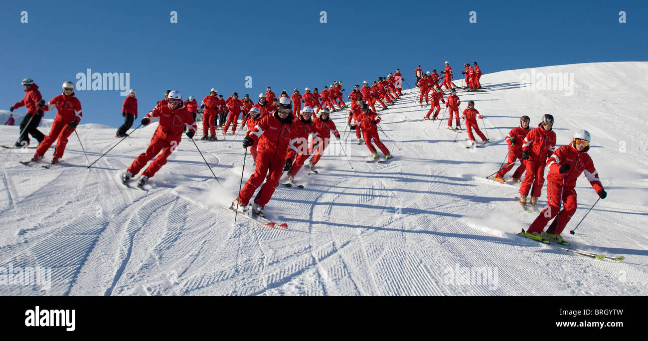 Groups of skiers hi-res stock photography and images - Alamy