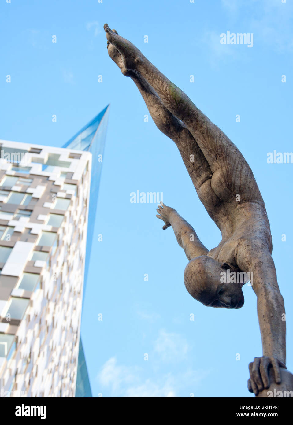 Cube statue hi-res stock photography and images - Alamy