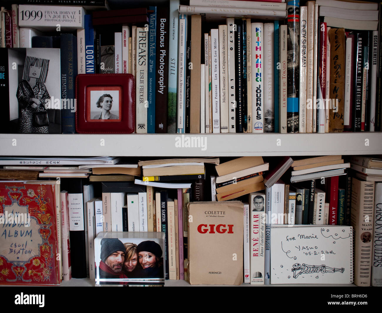 bookshelves and framed photographs Stock Photo - Alamy