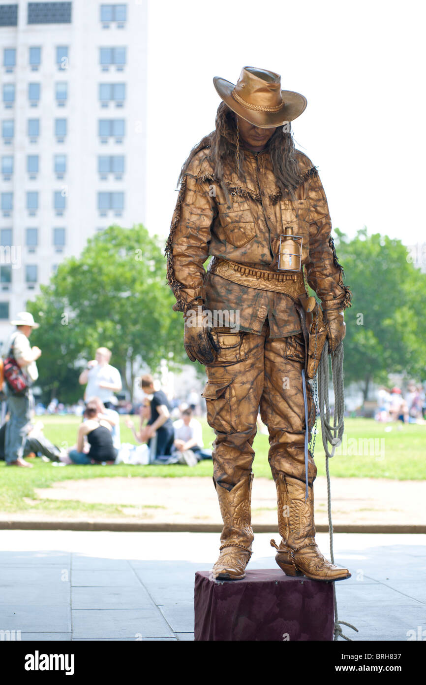 Gold painted mime artist hi-res stock photography and images - Alamy