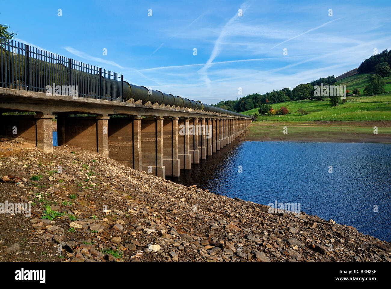 Aqueduct derwent reservoir derbyshire hi-res stock photography and ...
