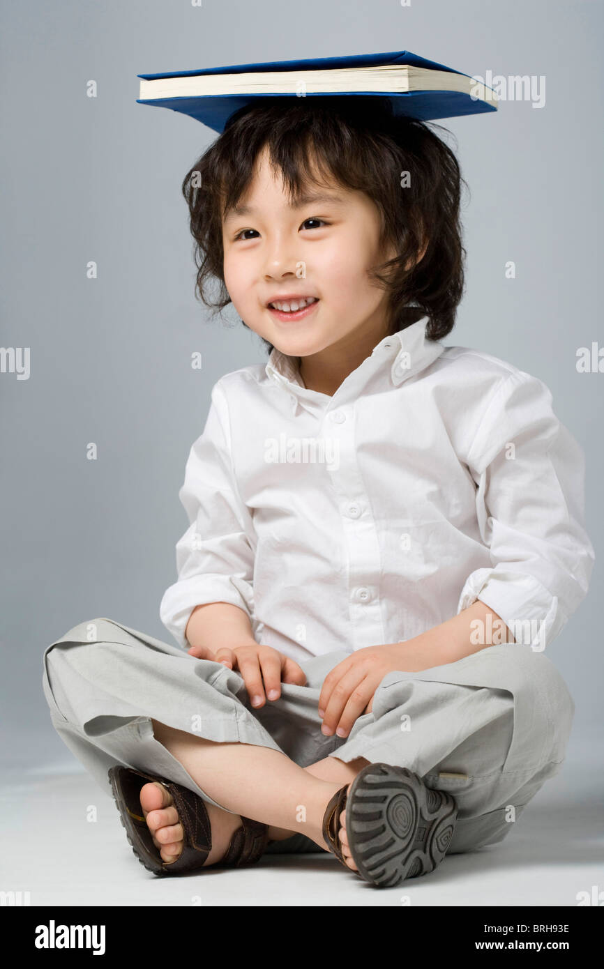 Children balancing book on head hi-res stock photography and images - Alamy