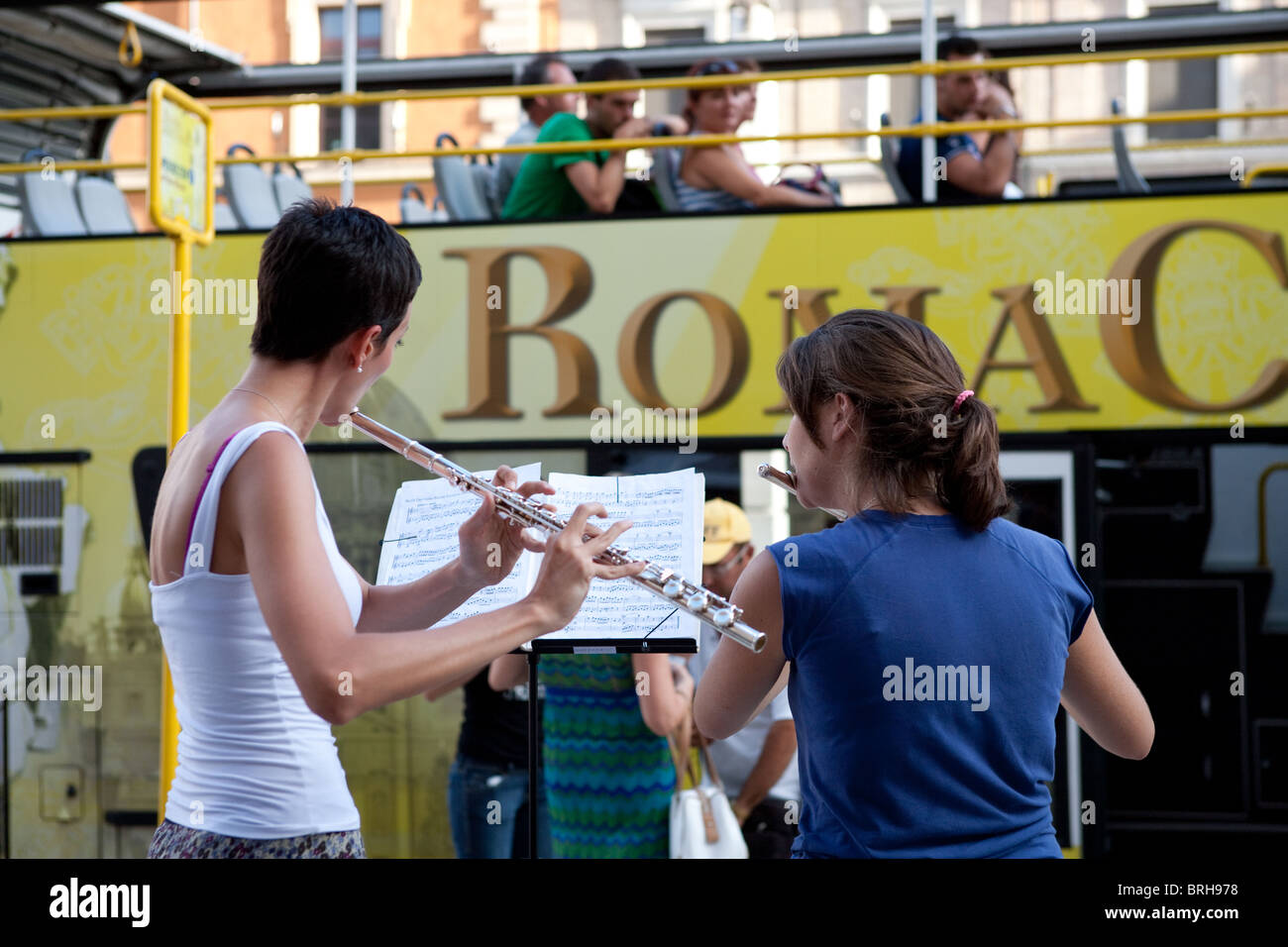 Women Buskers musicians artists players play music in street of Rome ...