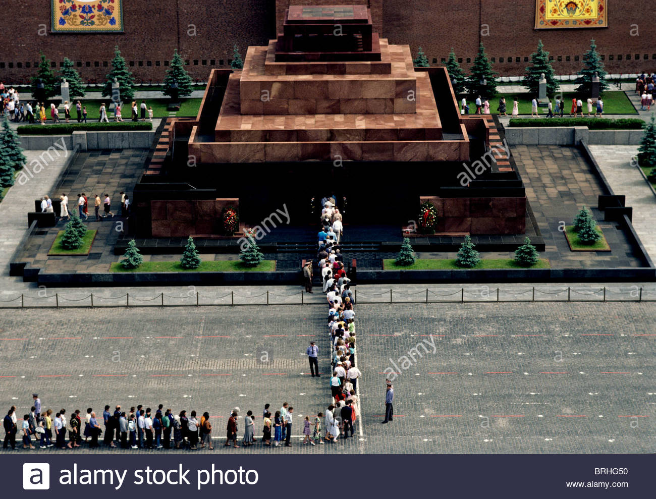 Visitors line up to visit Lenin's tomb in Red Square, central Moscow ...