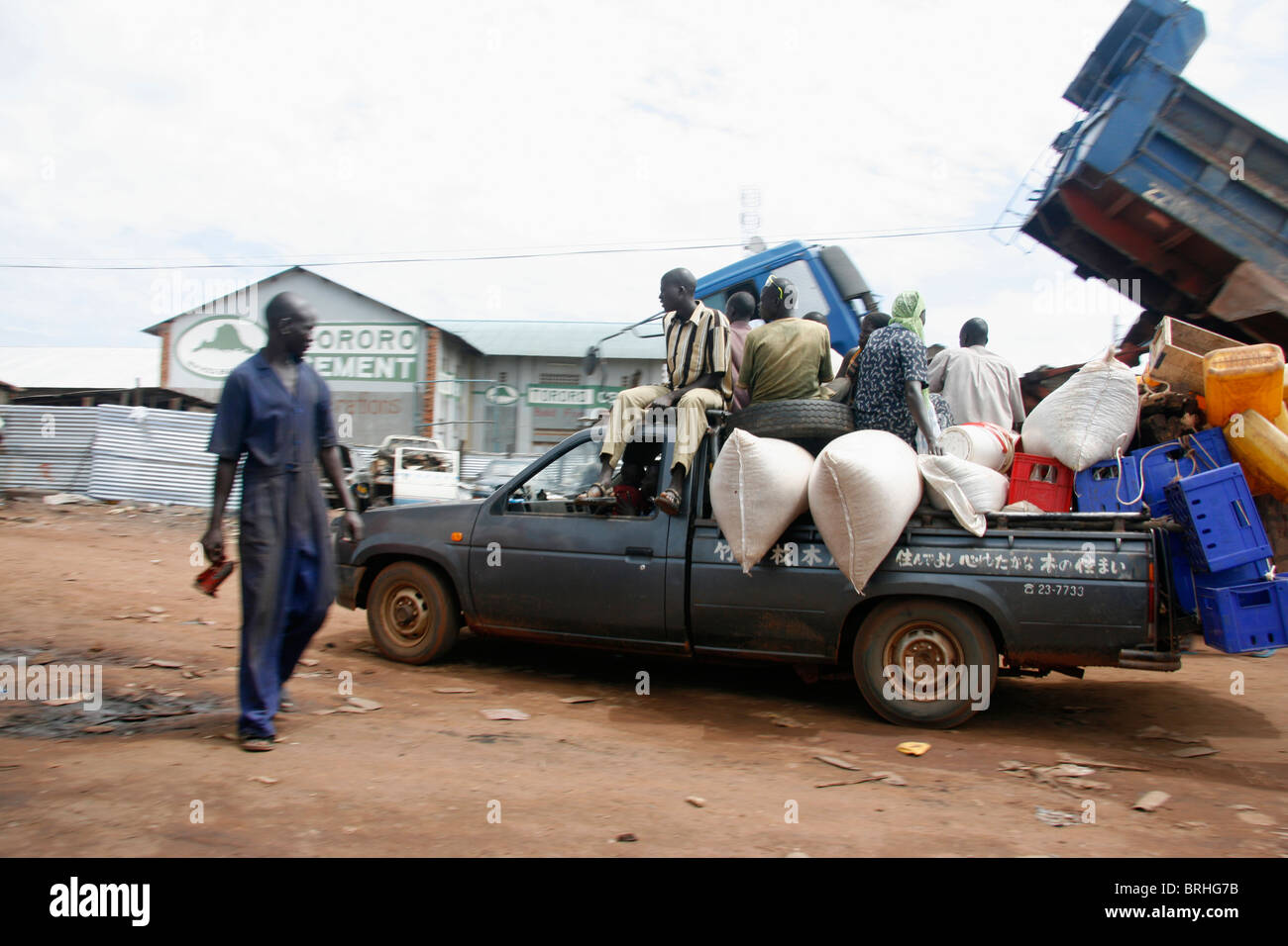 Overloaded pickup truck hi-res stock photography and images - Alamy