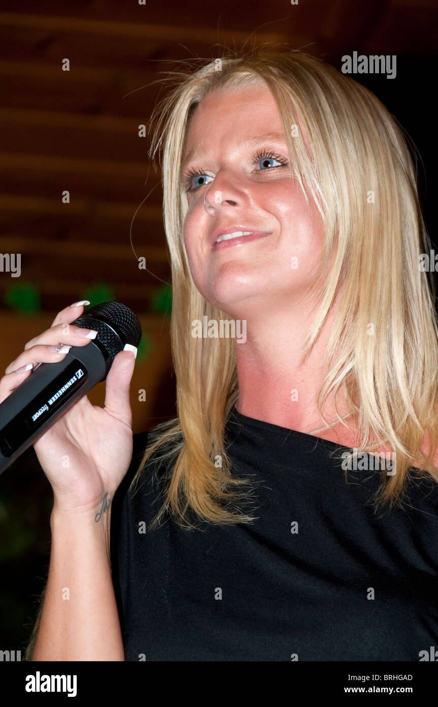 Blond singer hi-res stock photography and images - Alamy