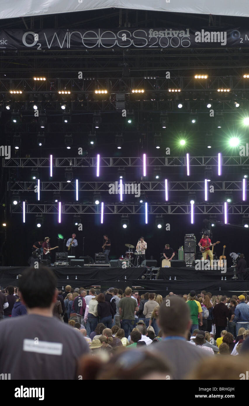The crowd at the o2 wireless festival 2006 hi-res stock photography and ...