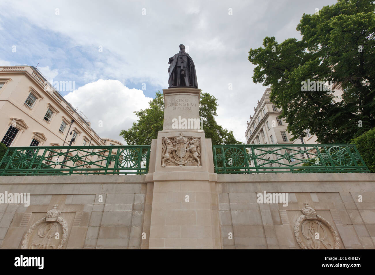 Bronze memorial statue of King George VI by William Macmillan in ...
