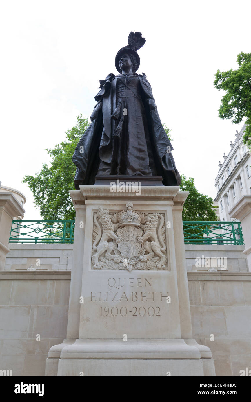 Bronze memorial statue of Queen Elizabeth by Philip Jackson in Carlton ...