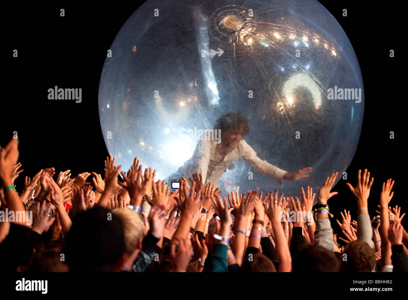Flaming lips bubble concert hi-res stock photography and images - Alamy