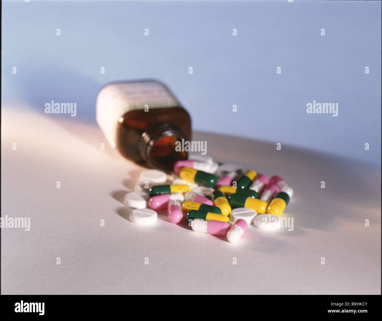 Bottle open on its side with pills spilled out Stock Photo - Alamy