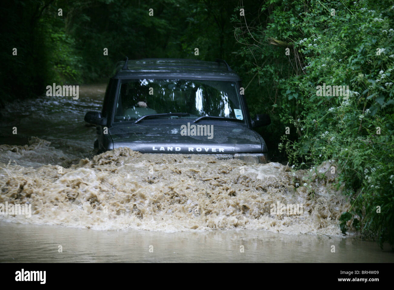 A Land Rover Discovery doing some serious "off roading" in Violets Lane ...