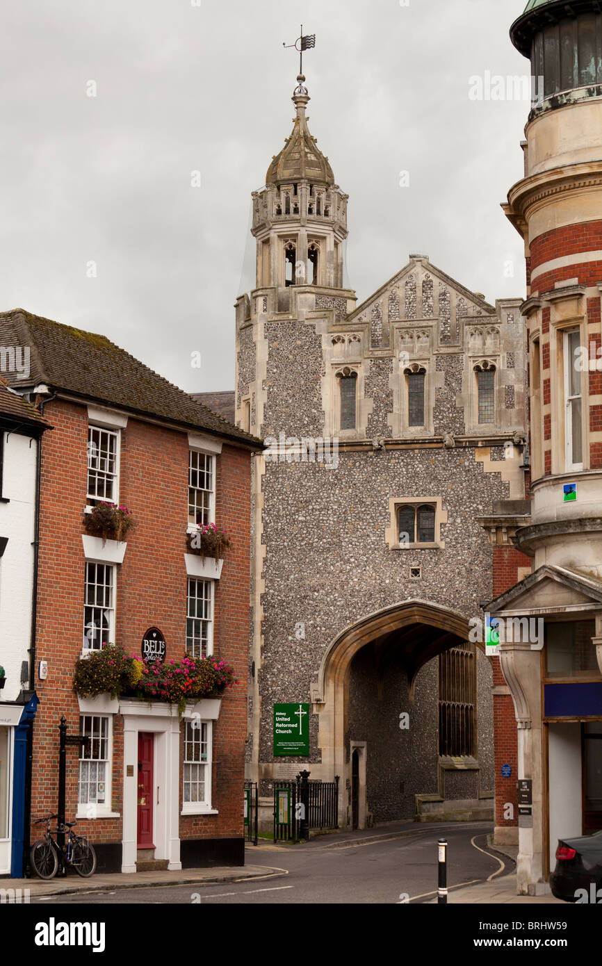 Arch in Romsey town square leading to the Abbey Stock Photo - Alamy