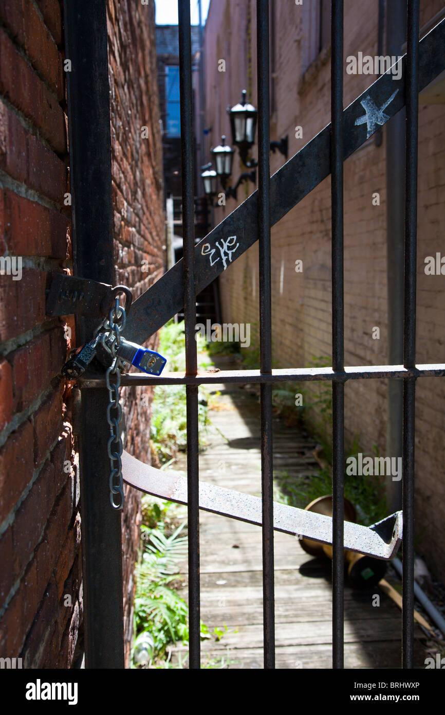 Pad lock on gate hi-res stock photography and images - Alamy