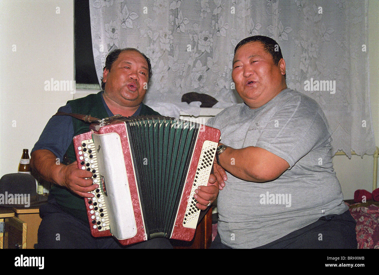 Musicians Mongolia mongolie Mongolie traditional dress native people ...