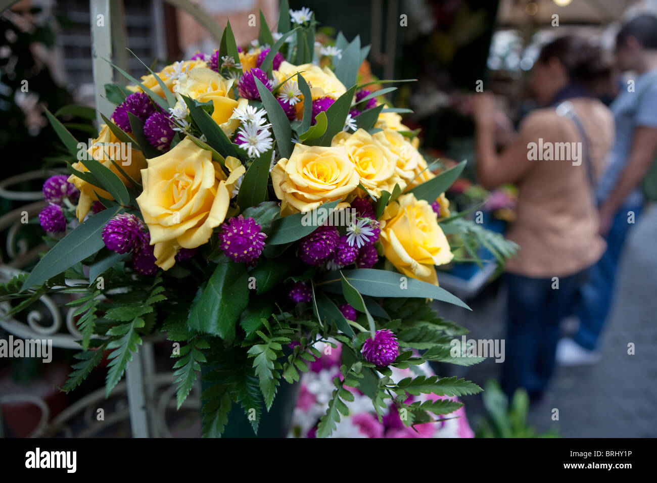 Roses bouquet market hi-res stock photography and images - Alamy