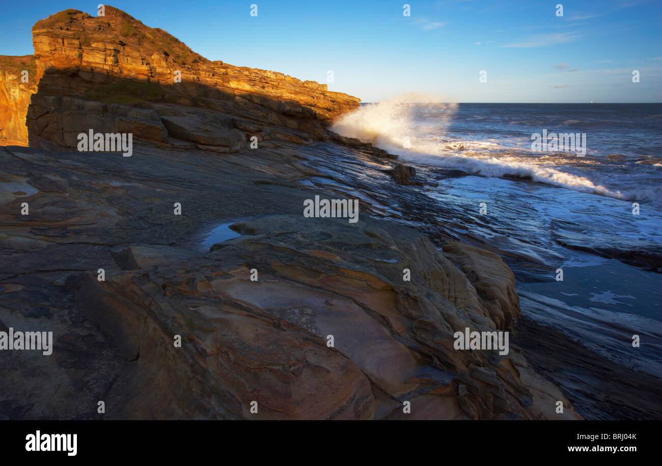 A wave hits the wonderful geological formations at Rumblimng Kern on ...
