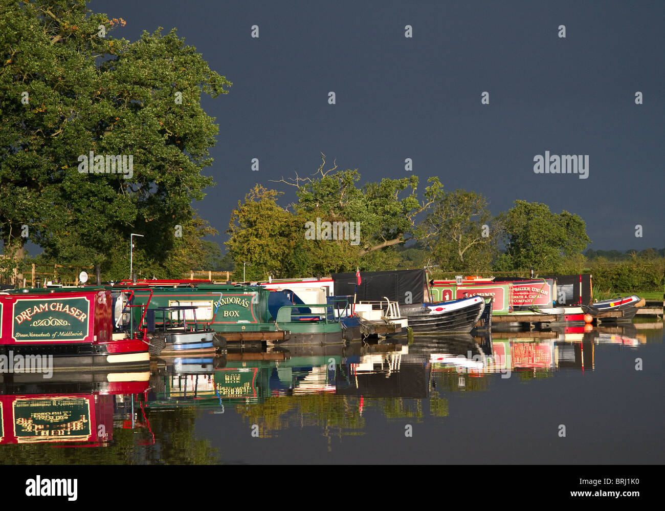 Green and red narrowboats hi-res stock photography and images - Alamy