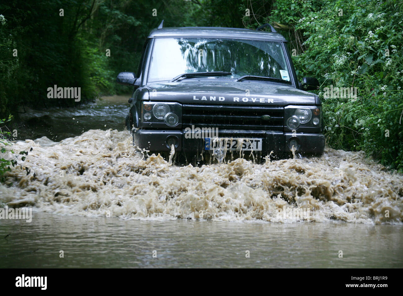 A Land Rover Discovery doing some serious "off roading" in Violets Lane ...