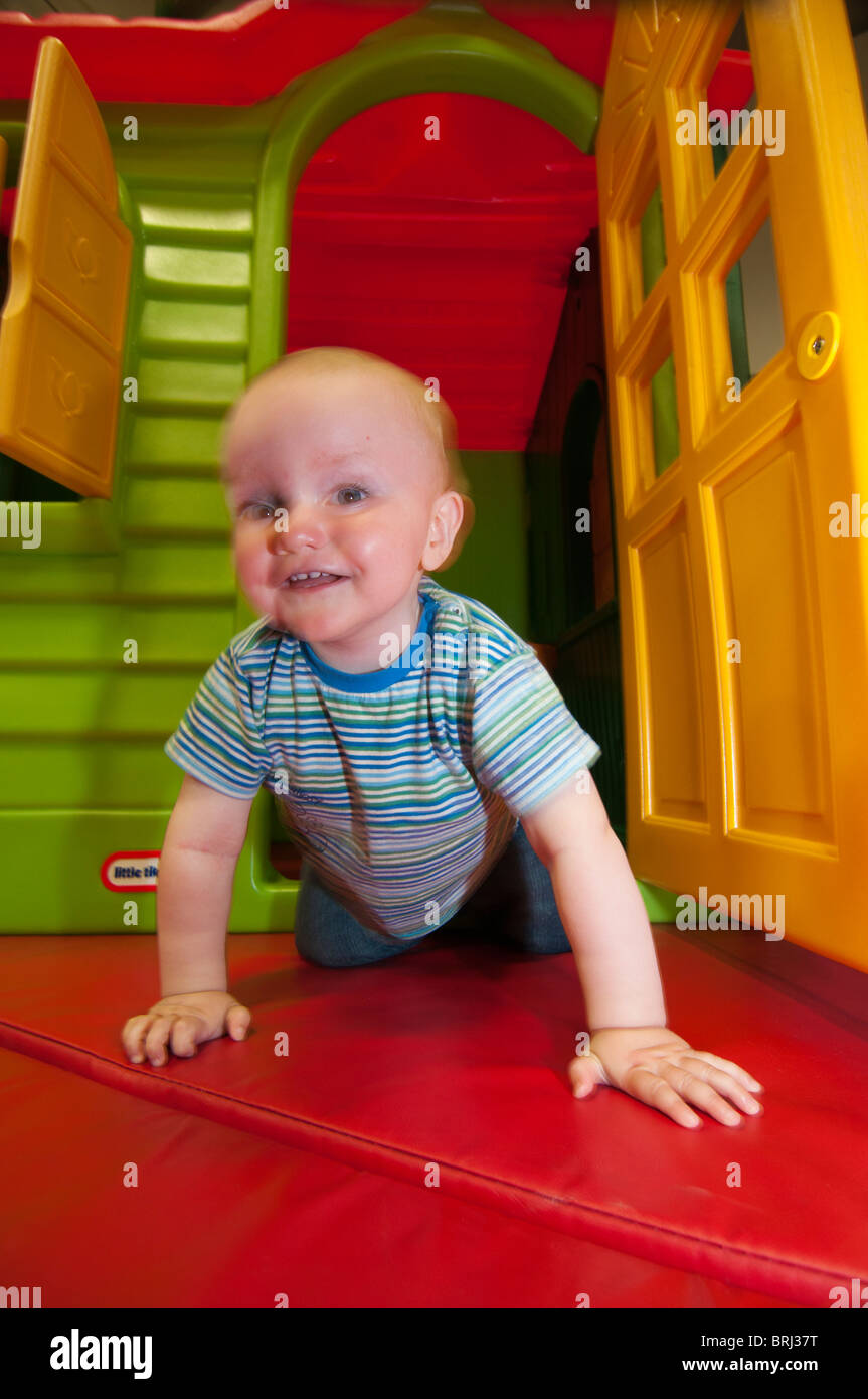 Child crawling door hi-res stock photography and images - Alamy