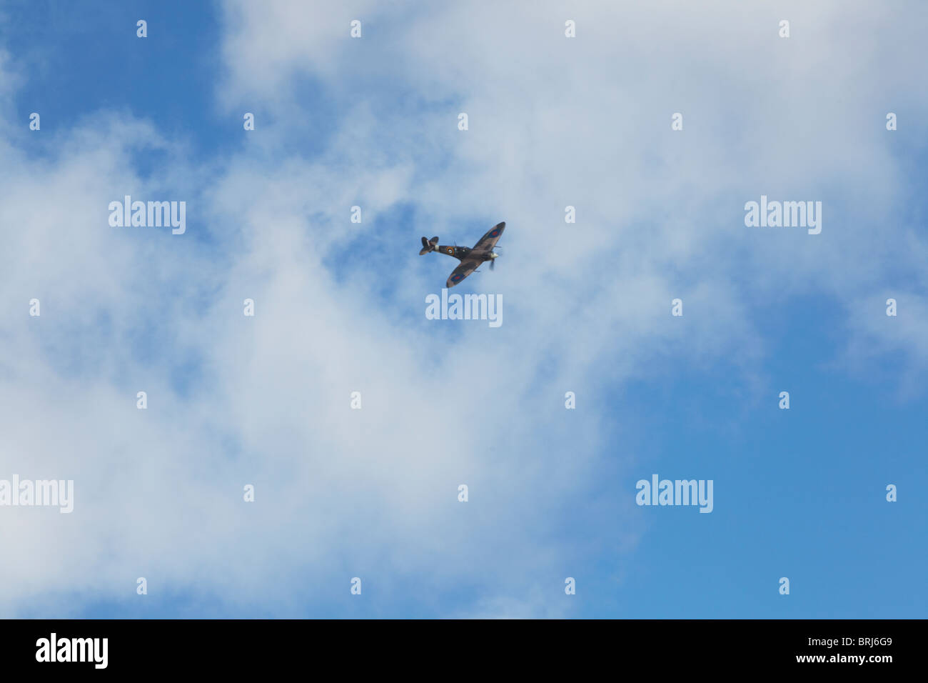 Spitfire flying above dover Stock Photo - Alamy
