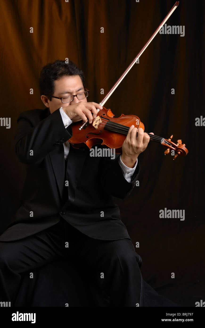 Violin playing man hi-res stock photography and images - Alamy