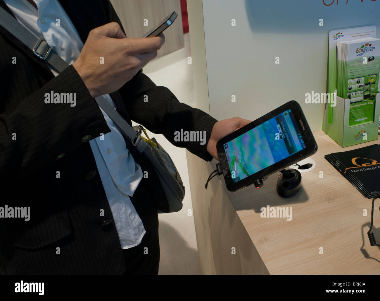 Man holding samsung tablet hi-res stock photography and images - Alamy