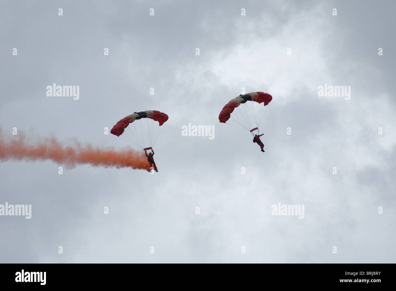 Parachute regiment free fall team hi-res stock photography and images ...