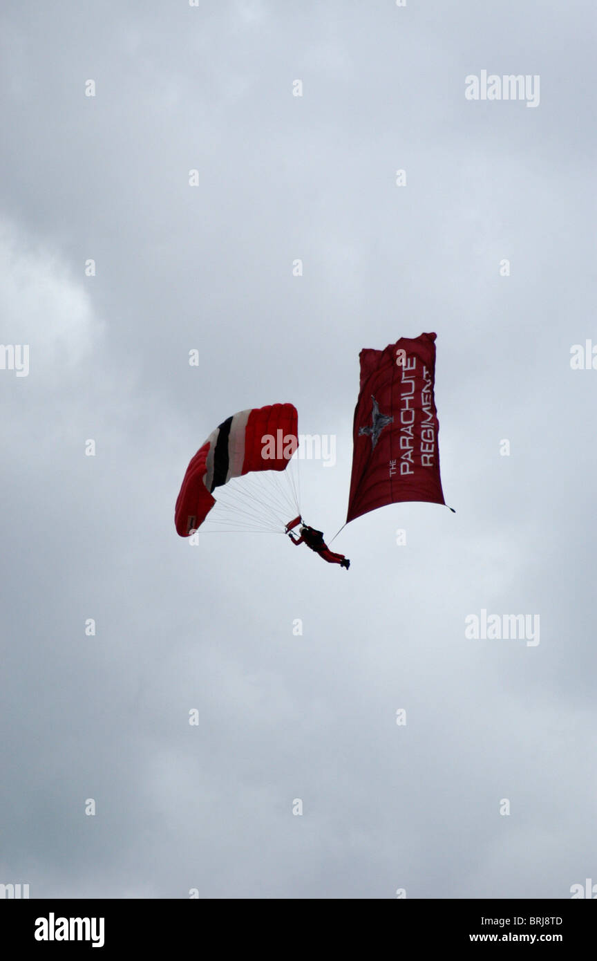 Parachute regiment free fall team hi-res stock photography and images ...