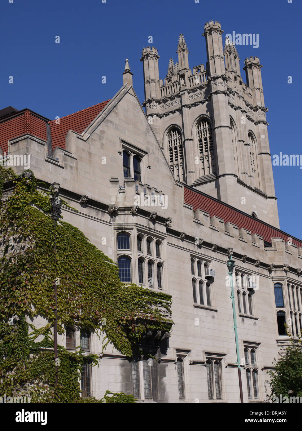 University chicago gothic building exterior hi-res stock photography ...