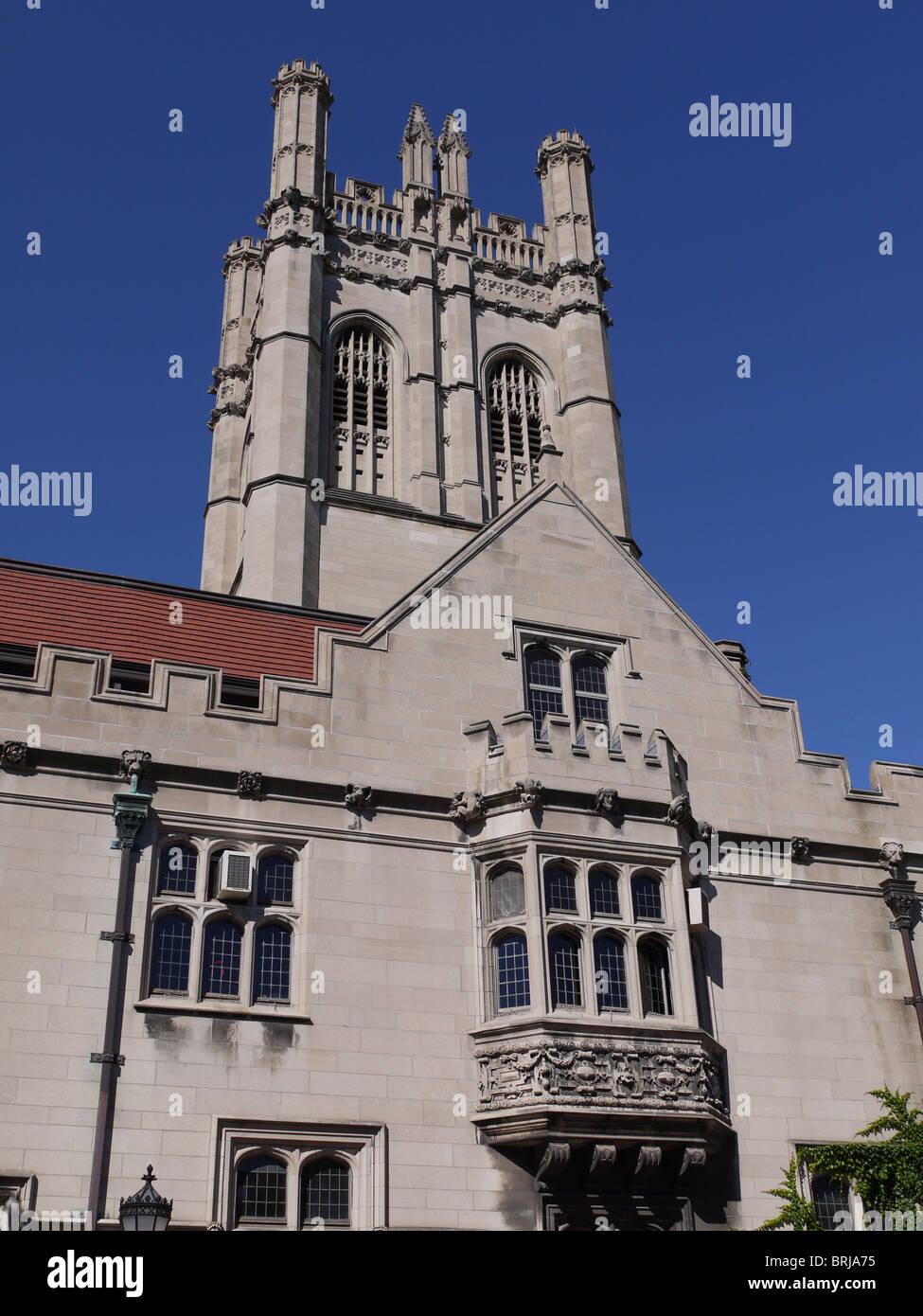 University chicago gothic building exterior hi-res stock photography ...