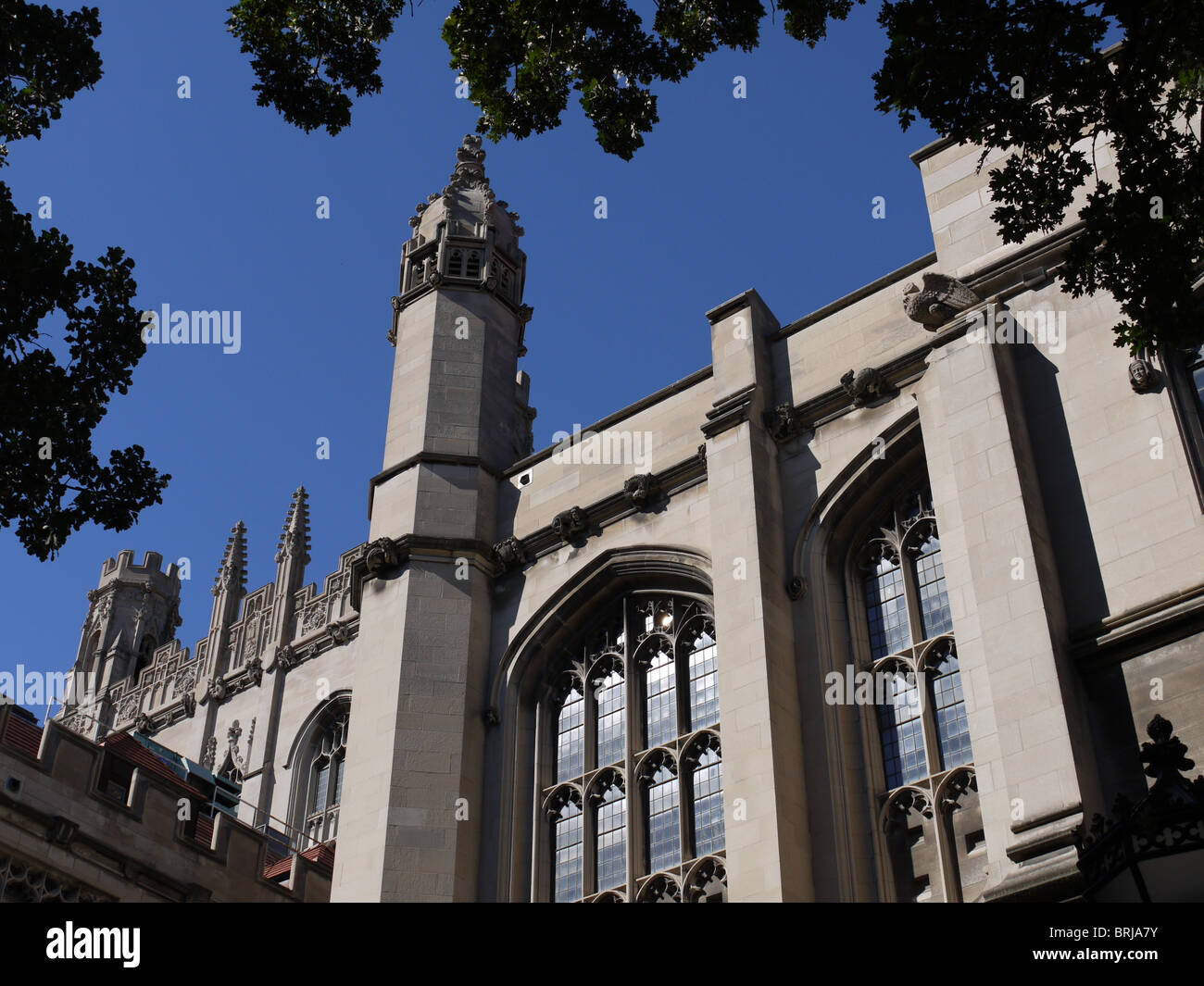 University chicago gothic building exterior hi-res stock photography ...