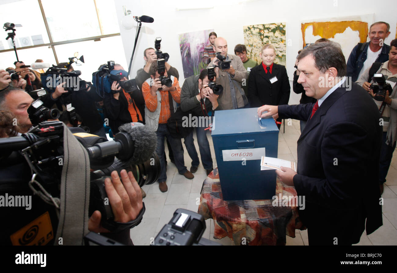 Voter casts ballot polling hi-res stock photography and images - Alamy