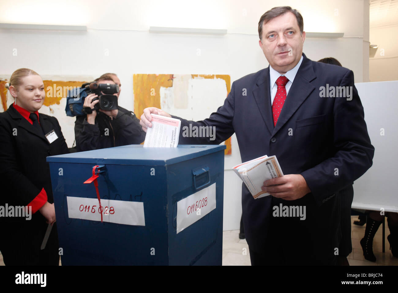 Voter casts ballot polling hi-res stock photography and images - Alamy