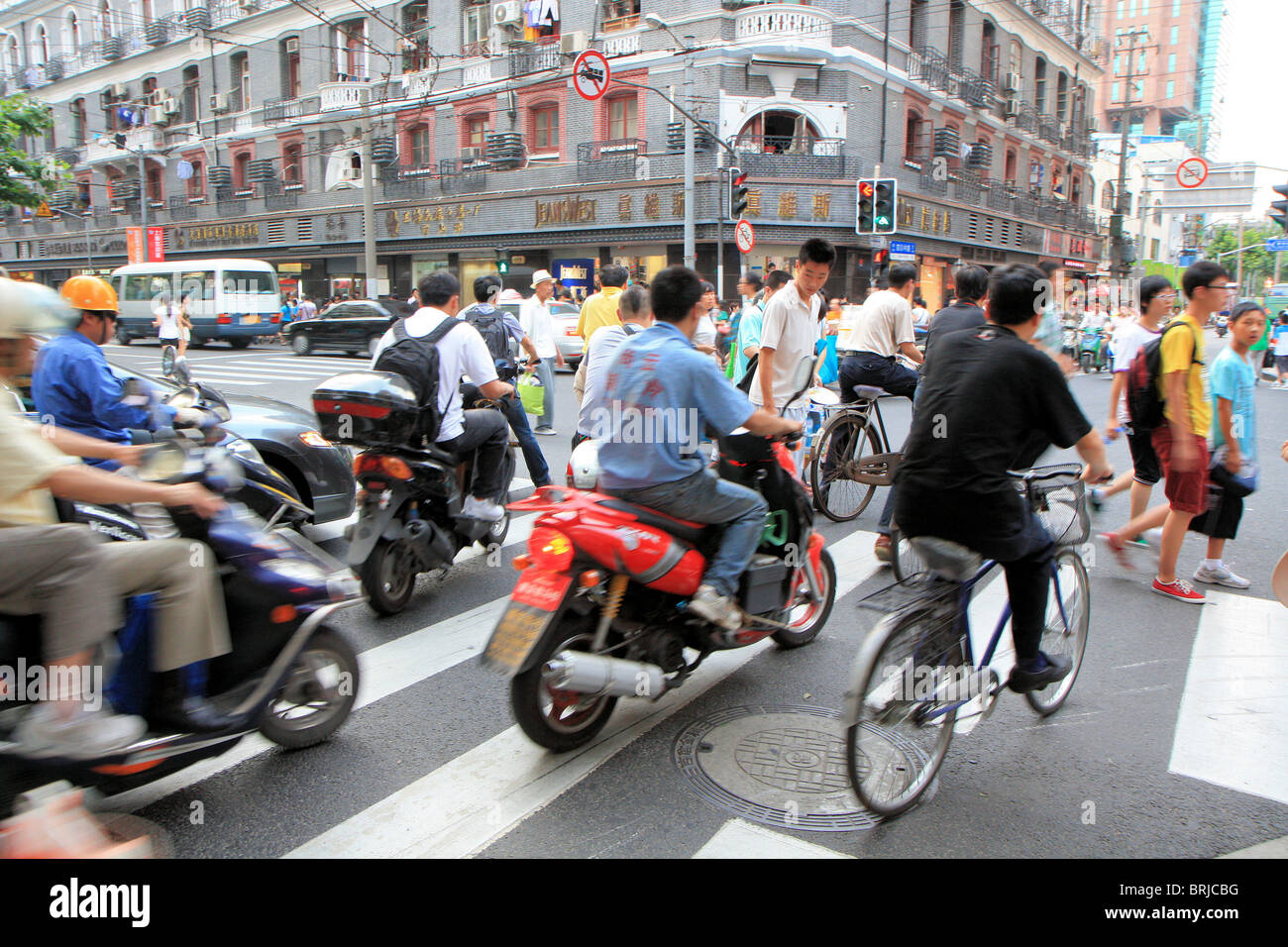 Crossing walking roads people hi-res stock photography and images - Alamy