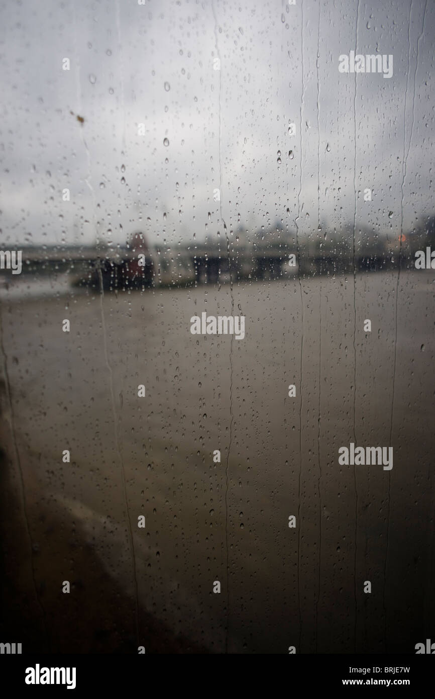 Raindrops window london hi-res stock photography and images - Alamy