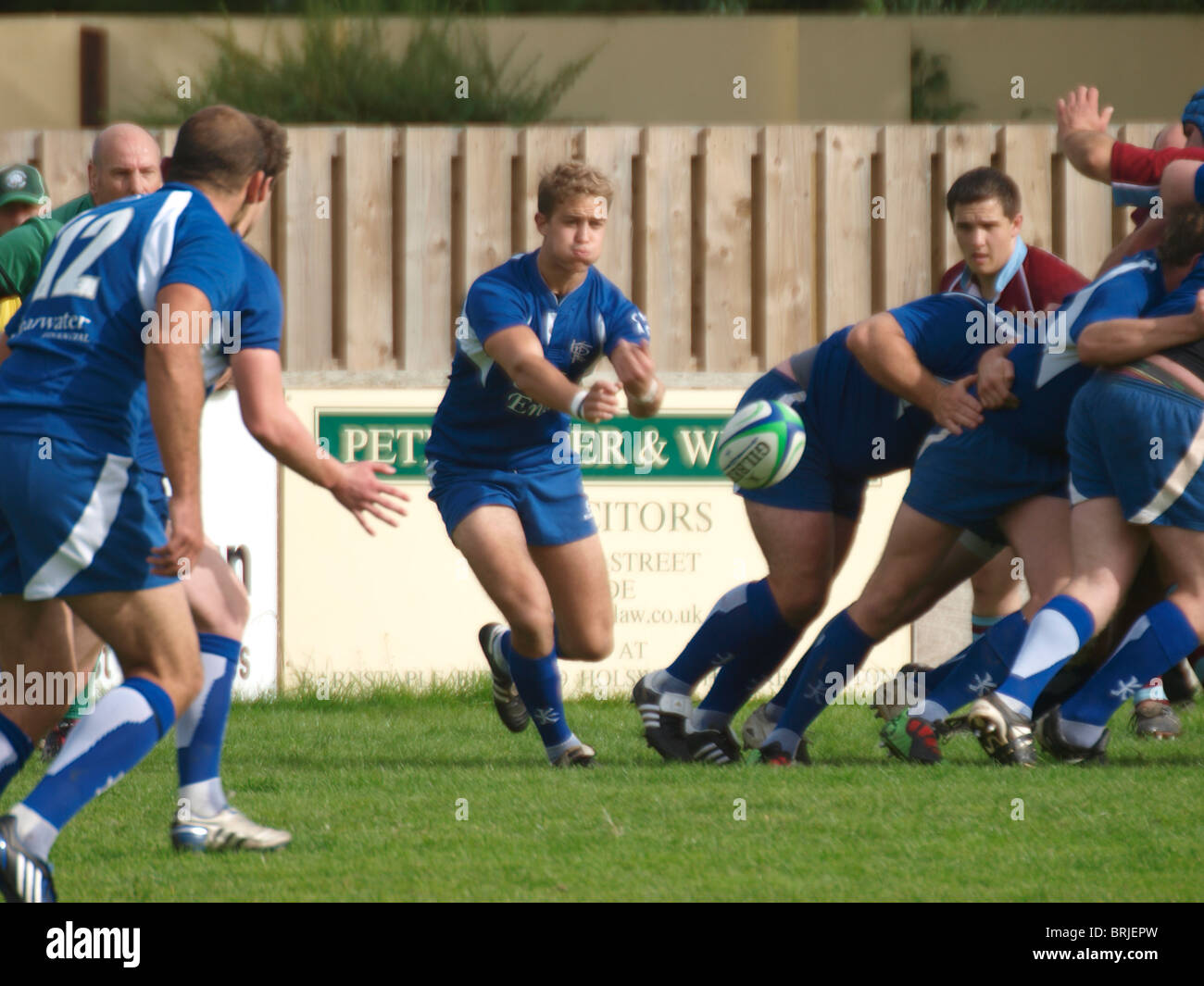 Scrum half passing ball hi-res stock photography and images - Alamy
