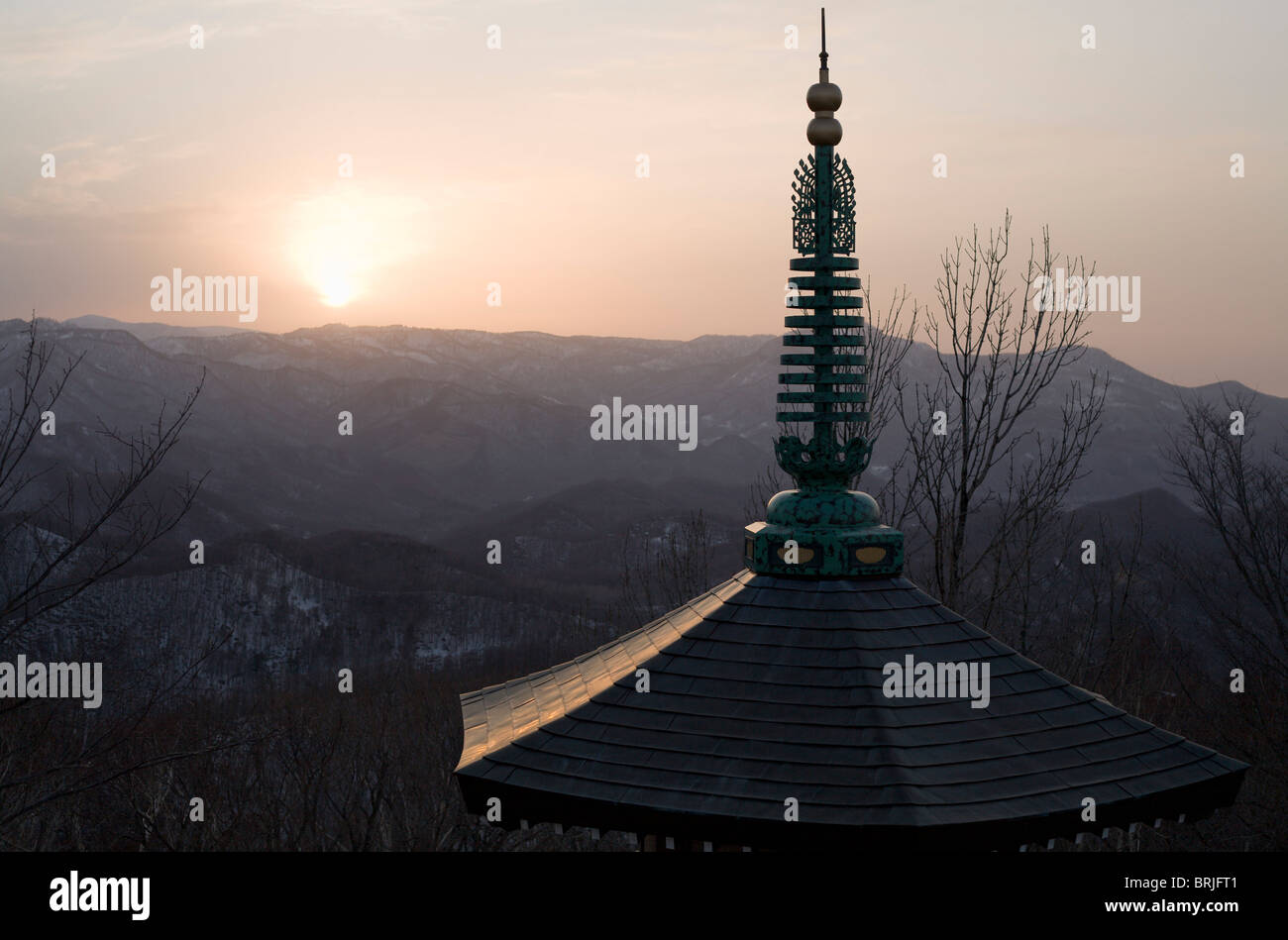 Japanese temple mountains hi-res stock photography and images - Alamy