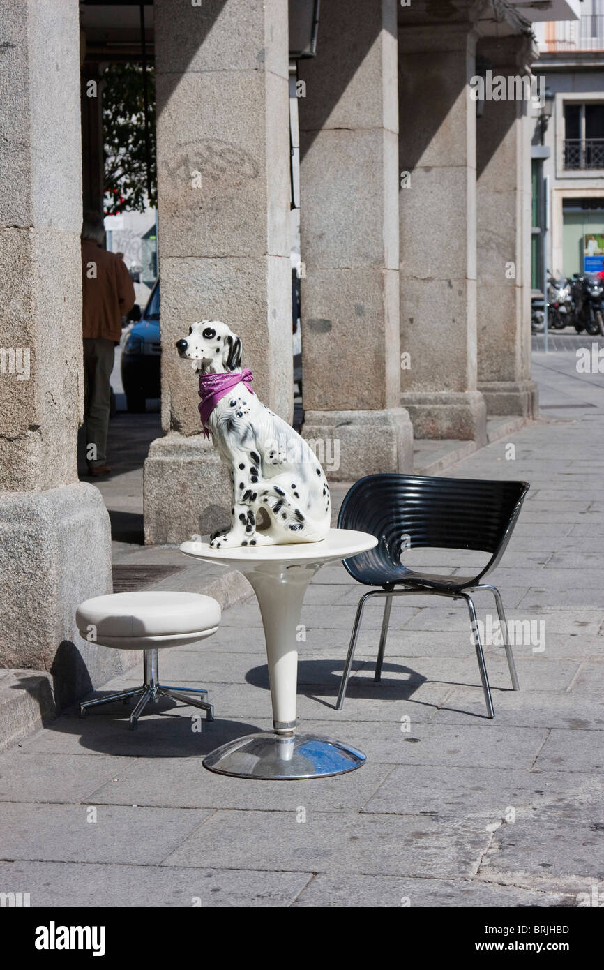 dog statue plaza mayor in madrid spain Stock Photo - Alamy