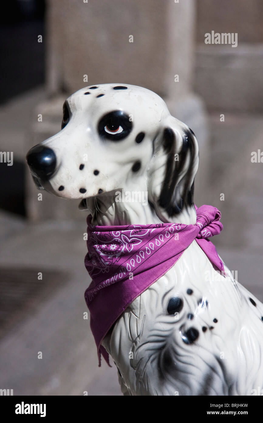 dog statue with bandana in plaza mayor in madrid spain Stock Photo - Alamy