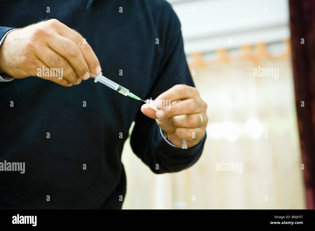 Doctor preparing an injection Stock Photo - Alamy