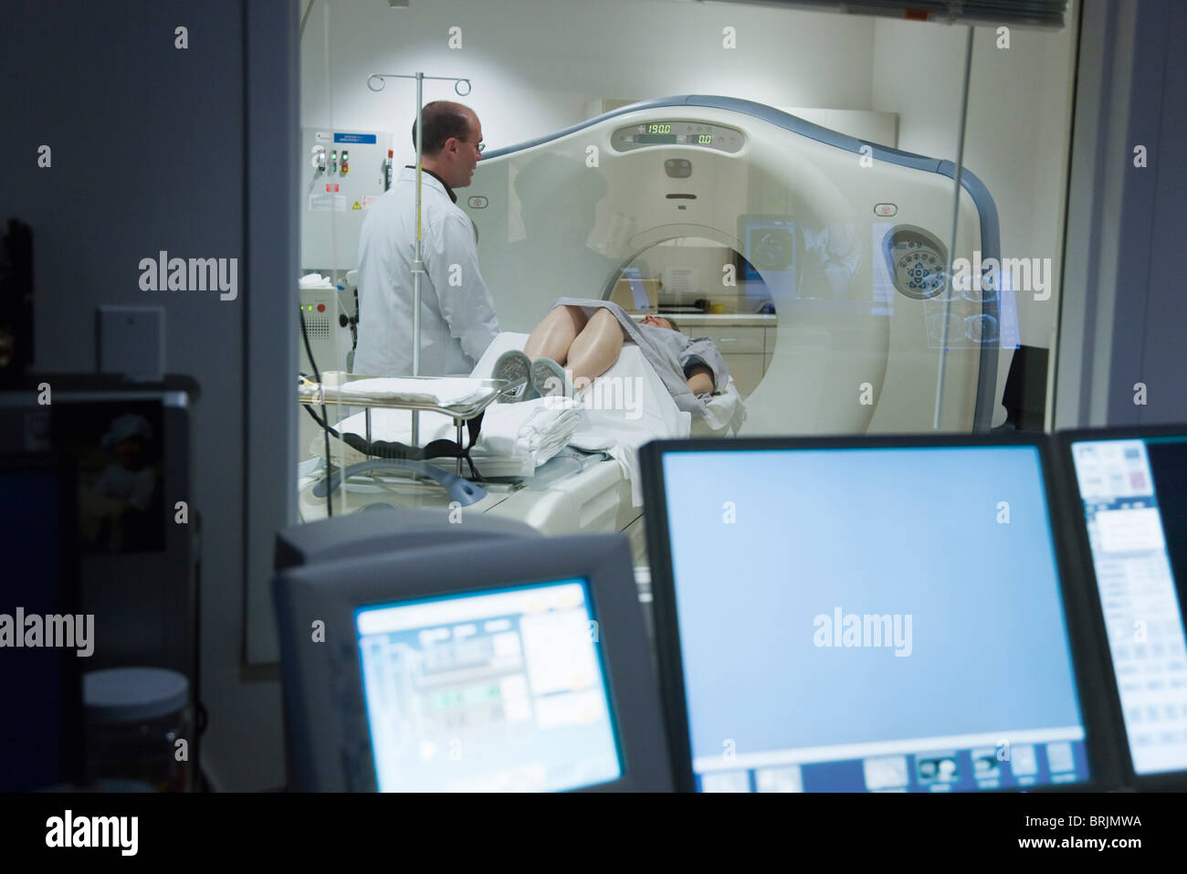Doctor talking to female patient preparing to undergo CAT scan Stock ...