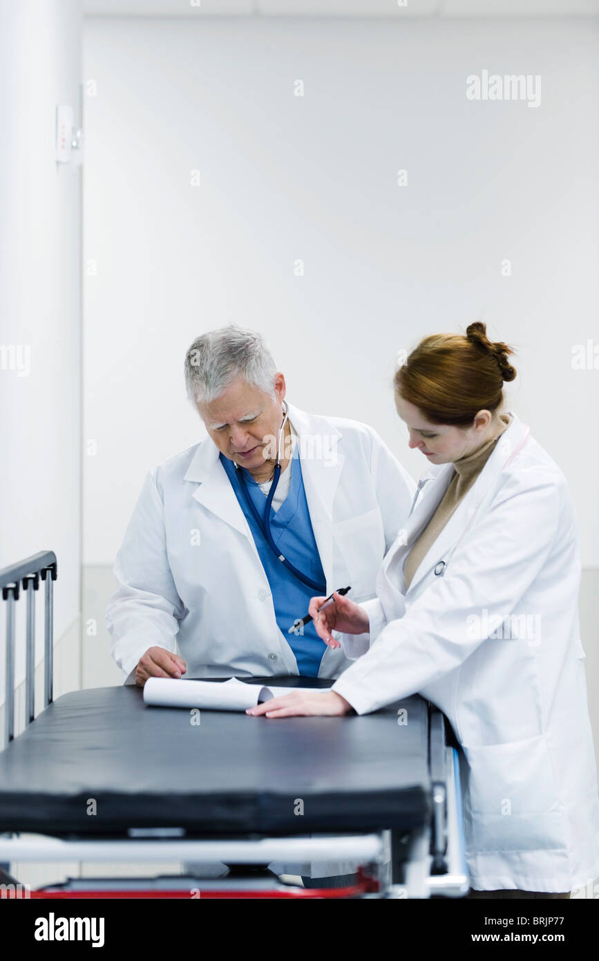 Doctor reading medical charts hi-res stock photography and images - Alamy