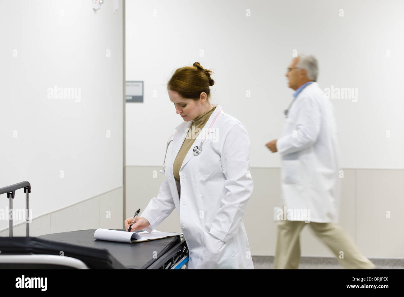 Doctors looking at charts hi-res stock photography and images - Alamy